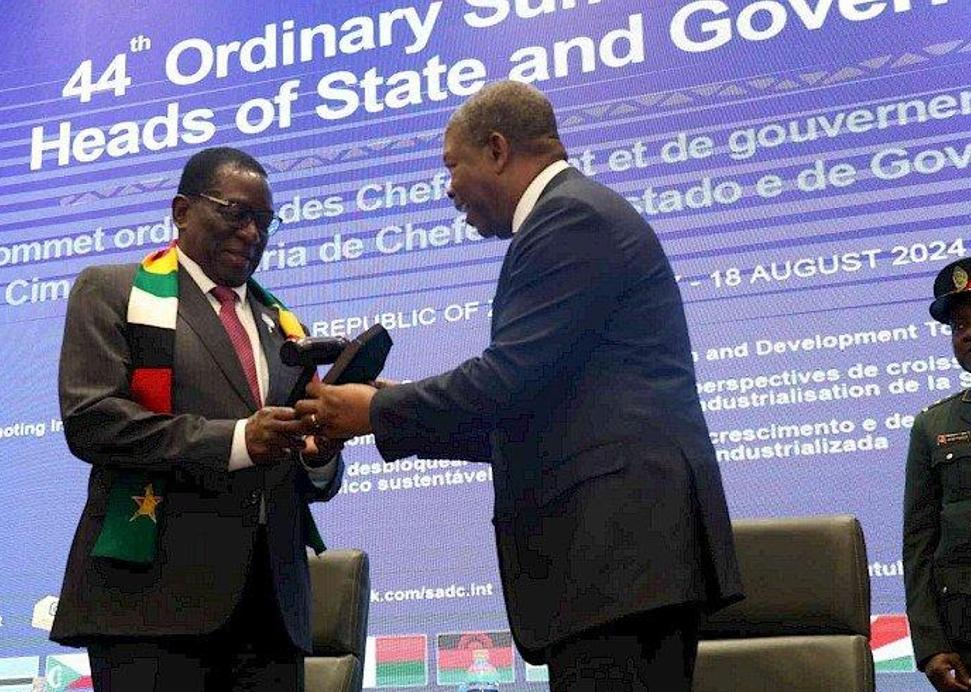 Angolan Head of State Hands over SADC Gavel to President of Zimbabwe ...