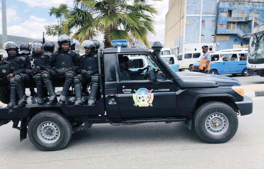 Police in Zaire Stop Illegal DRC Immigrants Entering Capital - Angola