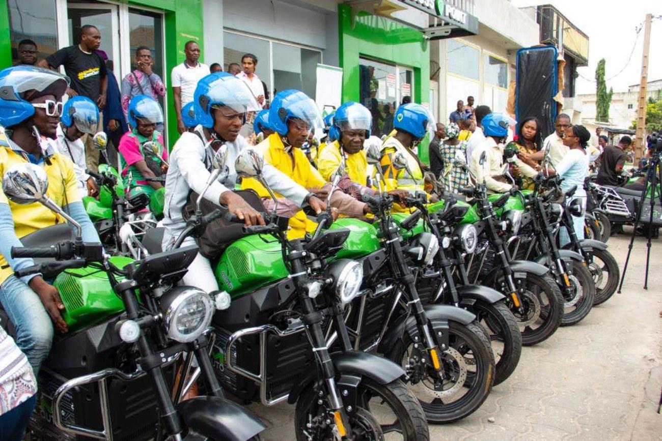 60 conducteurs de taxis motos à Cotonou équipés de motos électriques grâce à M Auto - Bénin