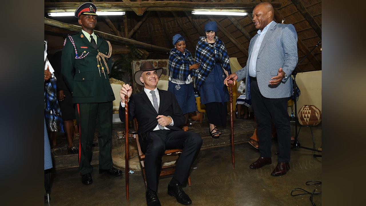 BERSETS TOUR BATLOKWA KGOTLA - Botswana