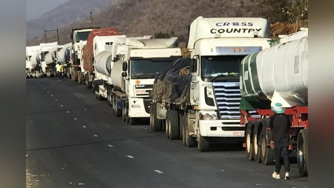 Festive Season | Traffic Building up at Ramatlabama Border between SA ...