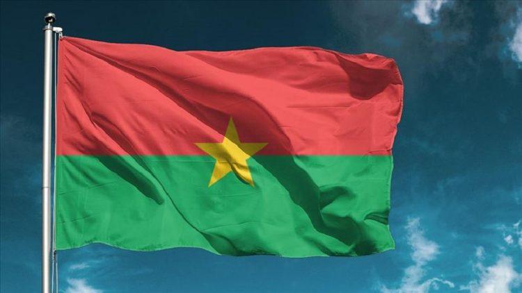 « Au-delà du mât sur lequel le drapeau du Burkina Faso flotte, que ce ...