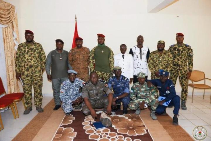 Lutte contre le terrorisme à l’Est : Le Capitaine Ibrahim Traoré enjoint la hiérarchie militaire ...