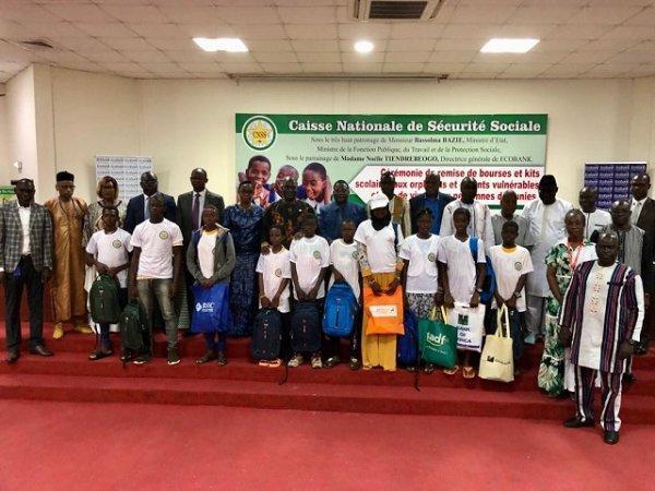 La CNSS fait don de kits, bourses scolaires et de vivres à des orphelins et veuves - Burkina Faso