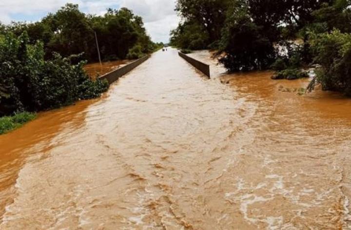 Le pont de Hérédougou inondé par les eaux pluviales - Burkina Faso