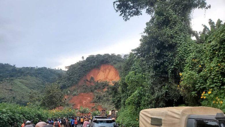 Des Camerounais attristés par le double éboulement à la falaise de ...