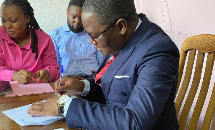 Jean Jacques Ze Signe Son Contrat Avec Capitale FM - Cameroun