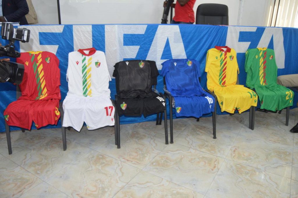 Equipements : les nouveaux maillots des Diables rouges dévoilés - Congo ...