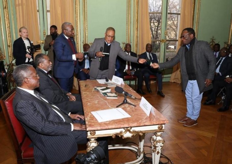 Diaspora : des passeports disponibles pour des Congolais de France ...