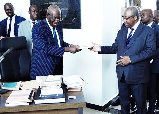 les documents historiques remis au secrétaire général du pct - Congo ...