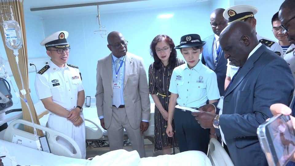 Santé : Gilbert Mokoki s’est empreigné des cas hospitalisés à bord de l ...