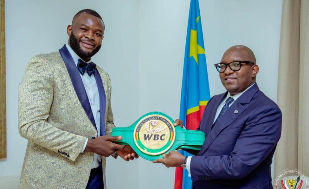 Boxe : Martin Bakole présente sa ceinture de champion à Sama Lukonde ...