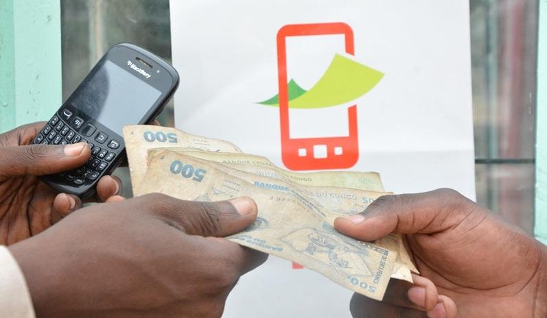 Mobile money : le transfert d’argent par téléphone mobile gagne du ...