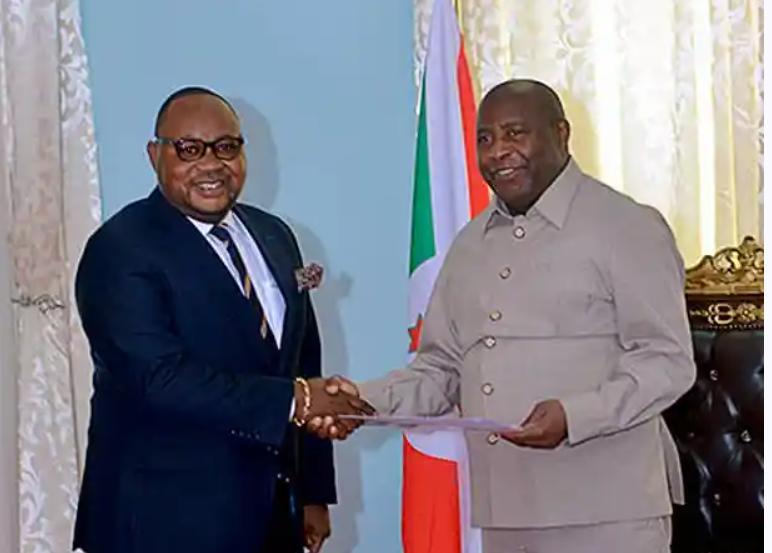 La RDC présente le rapport à mi-parcours de la transition tchadienne présenté au Président ...