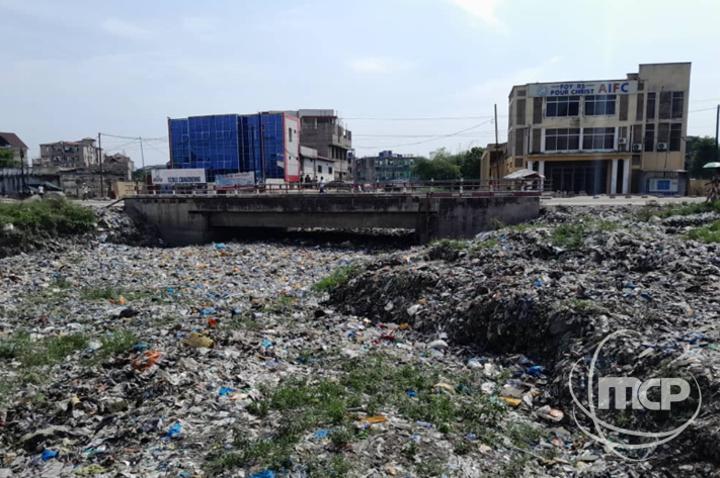 Pollution de la rivière Mososo à Kinshasa par incivisme - Congo-kinshasa