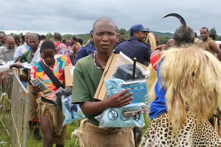 EMABUTFO RECEIVE GIFTS FROM HIS MAJESTY KING MSWATI III - Eswatini