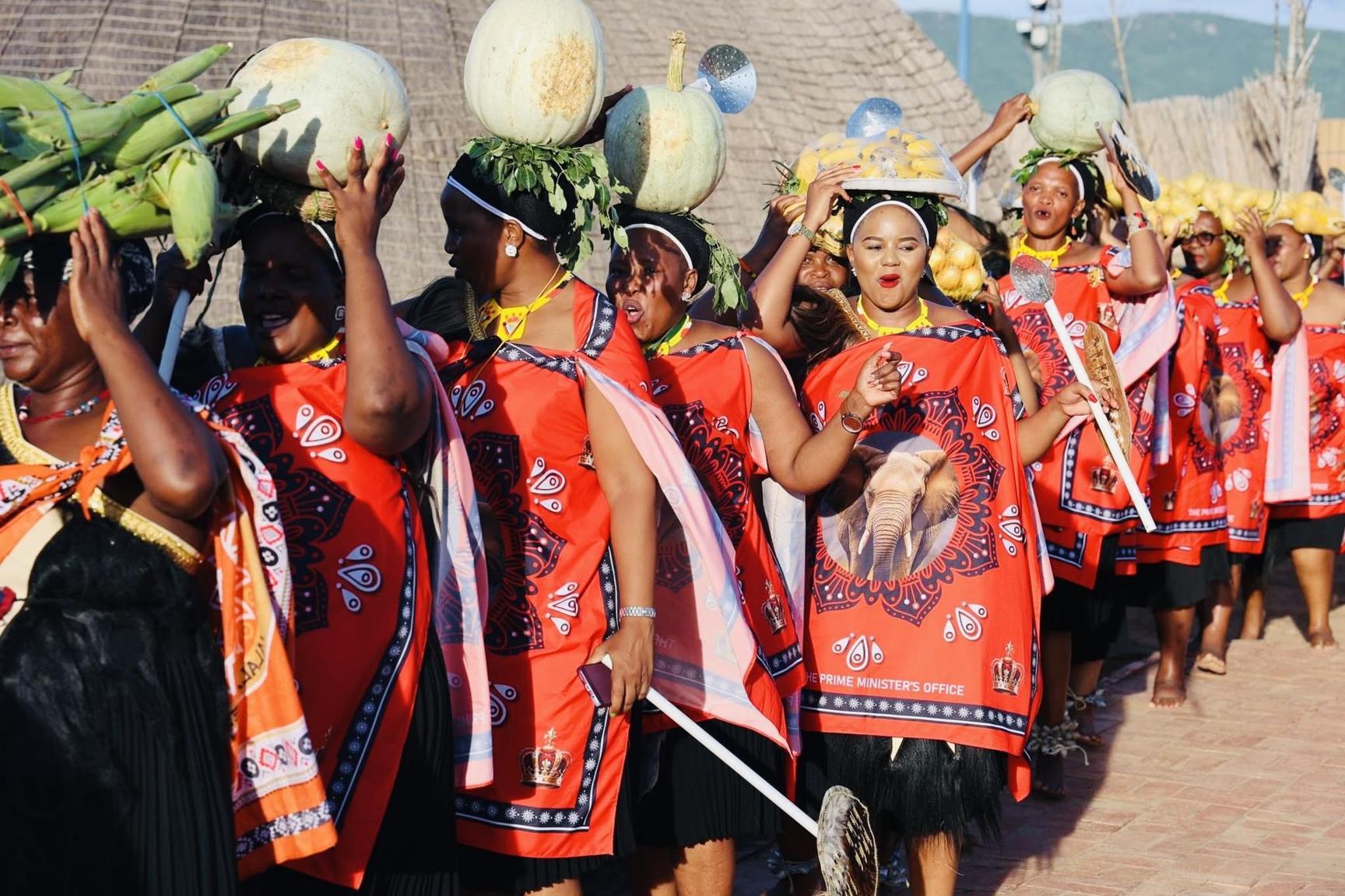 Thousands of Lutsango Women Arrive at Buhleni Royal Residence for ...