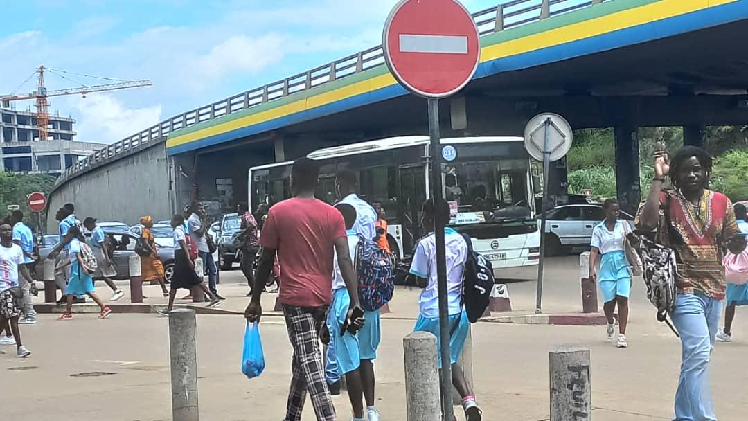 Libreville : bras de fer entre la mairie et les chauffeurs des « clandos » pour une affaire de ...