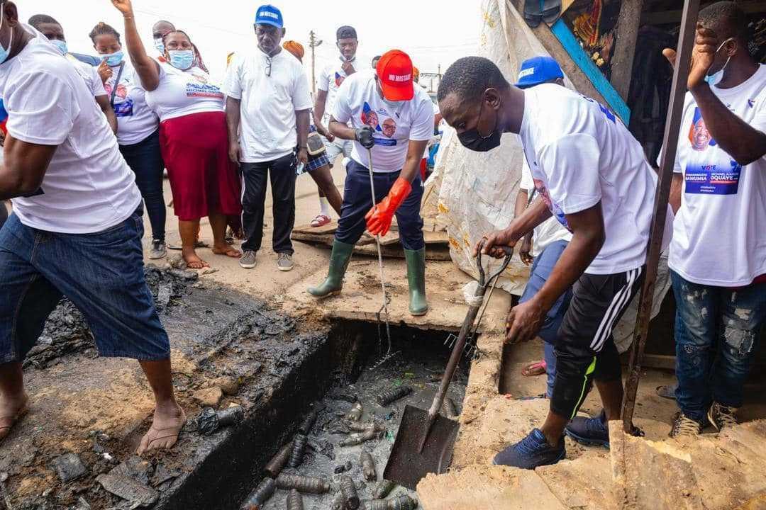 Mike Oquaye Jnr. Joins Residents of Dome-Kwabenya in Homowo Clean-Up ...