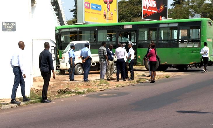 Maputo: Bus crashes into Ministry of Defence building, 23 injured ...