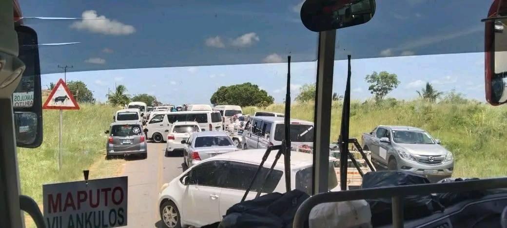 Residents block main road in Chongoene district, Gaza province - Mozambique
