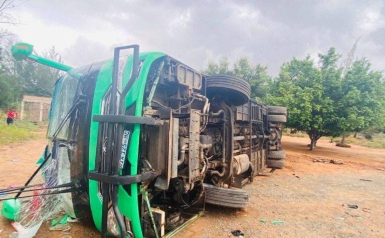 One dead and 18 injured in accident involving football team - Mozambique