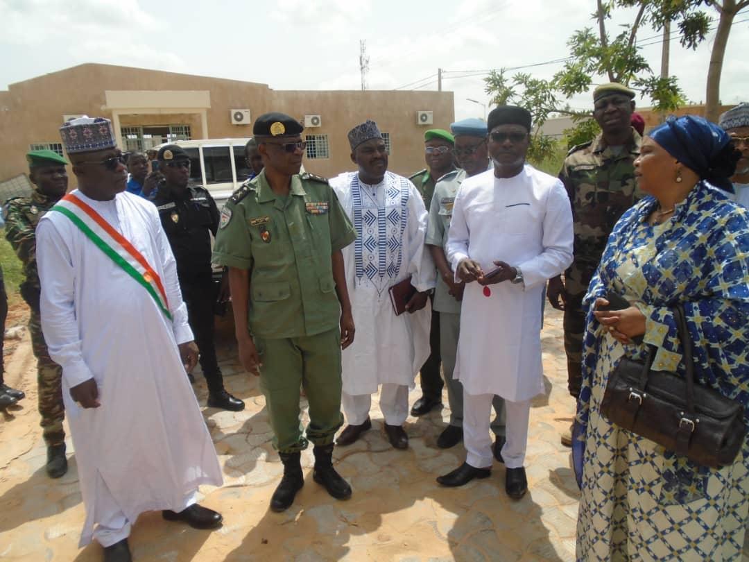 Visite du Gouverneur de la région de Maradi à la RTN et sur le chantier ...