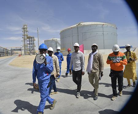 Visite terrain sur les installations de la phase II du bloc d’Agadem ...