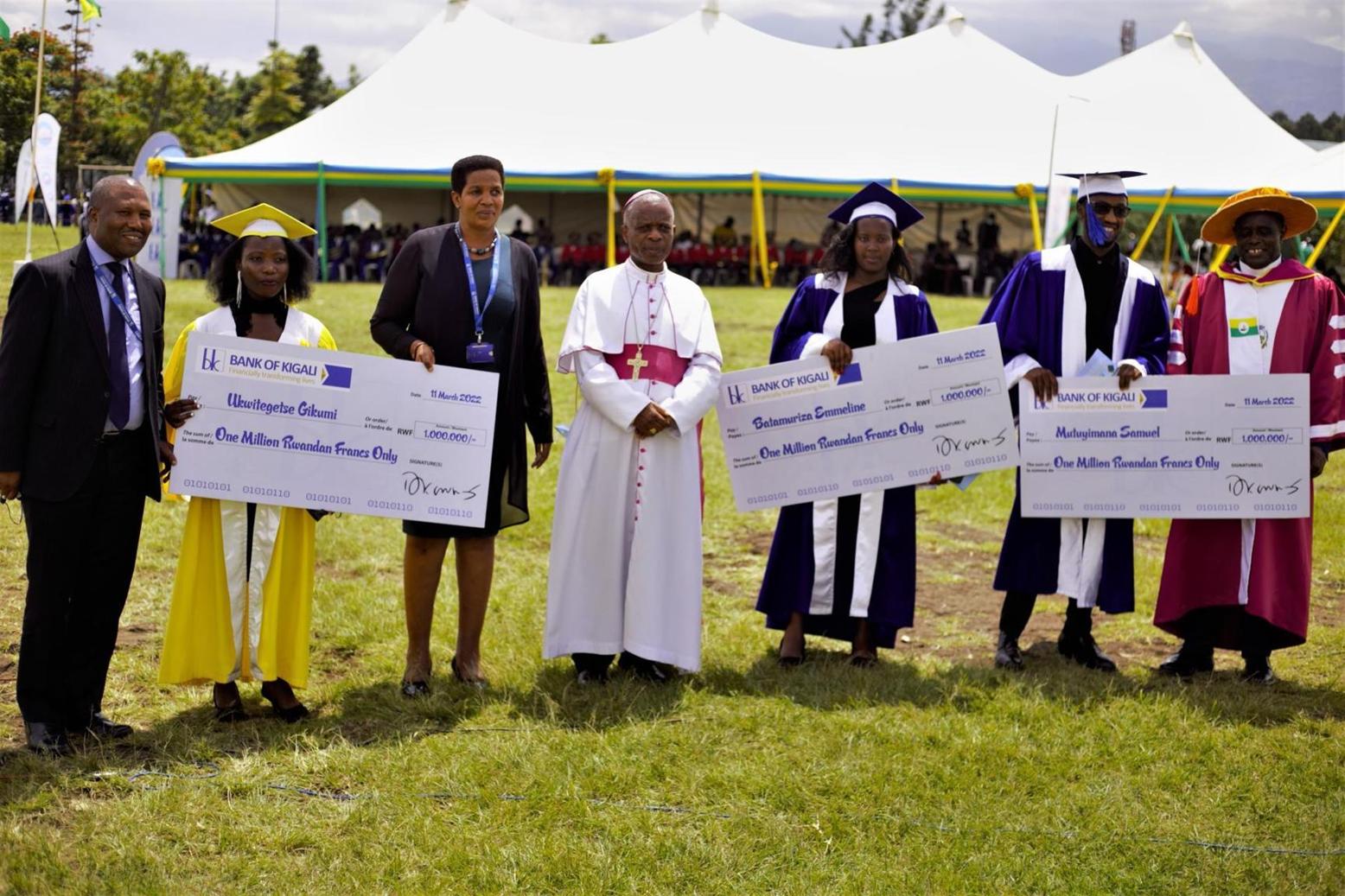 Bank of Kigali awards best performers at INES-Ruhengeri graduation - Rwanda