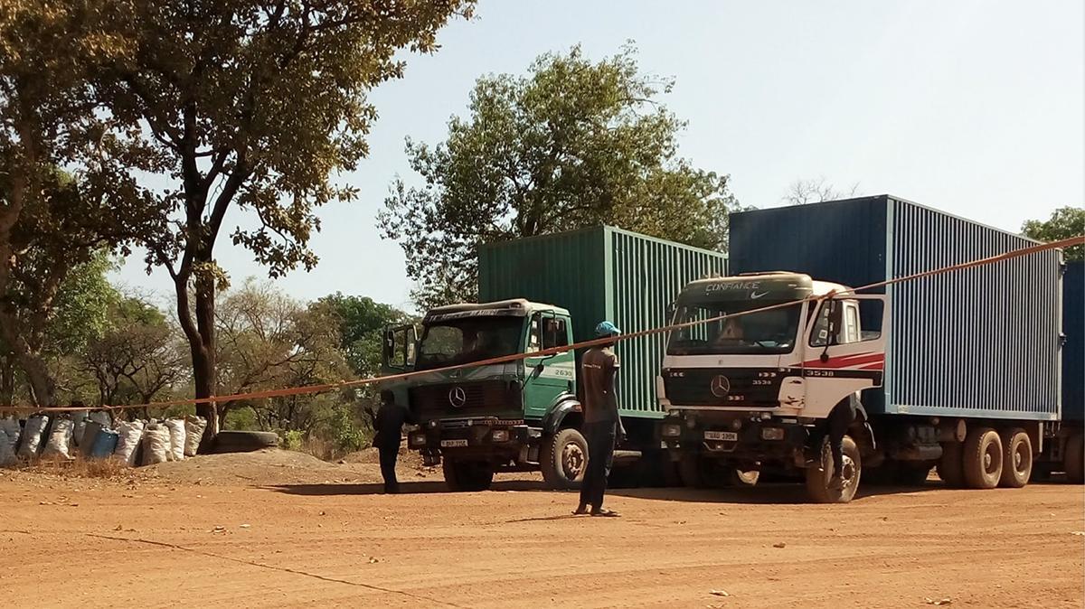 Public link illegal checkpoints extortion to non-payment of armed ...