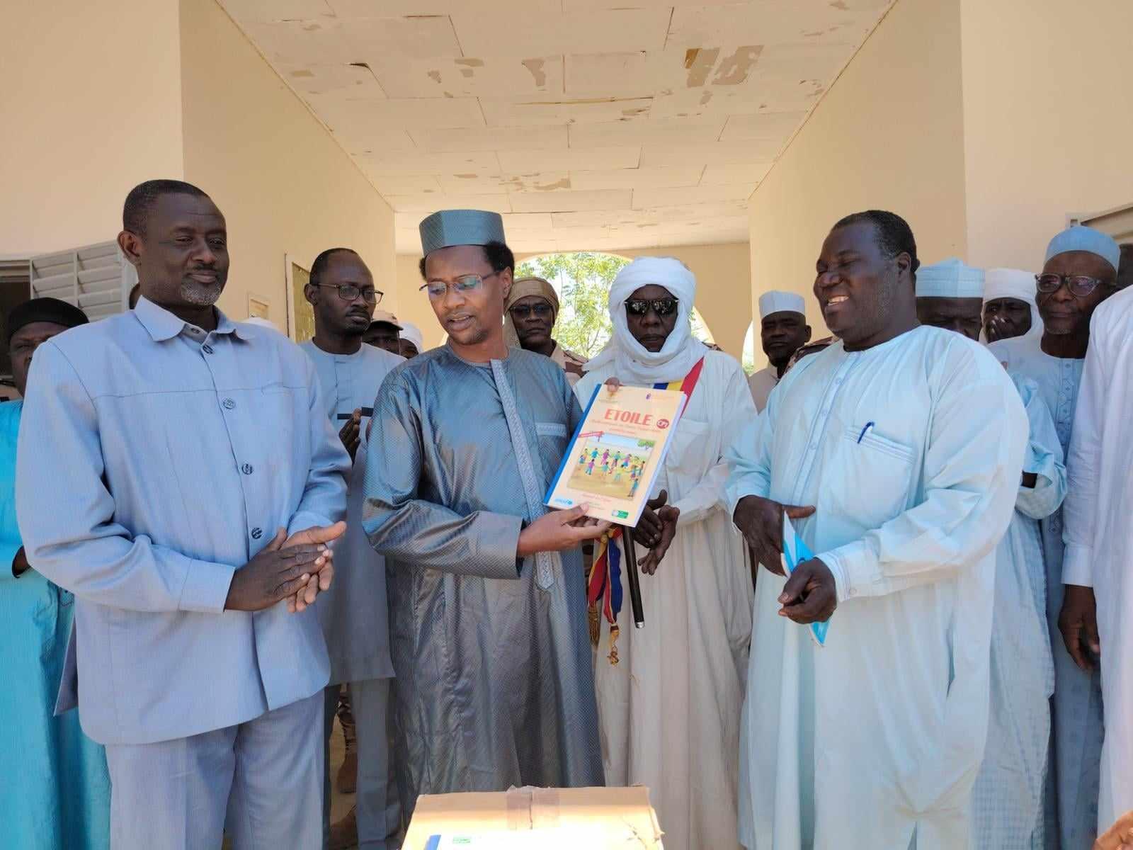 réception de manuels et matériels scolaires au Kanem - tchad