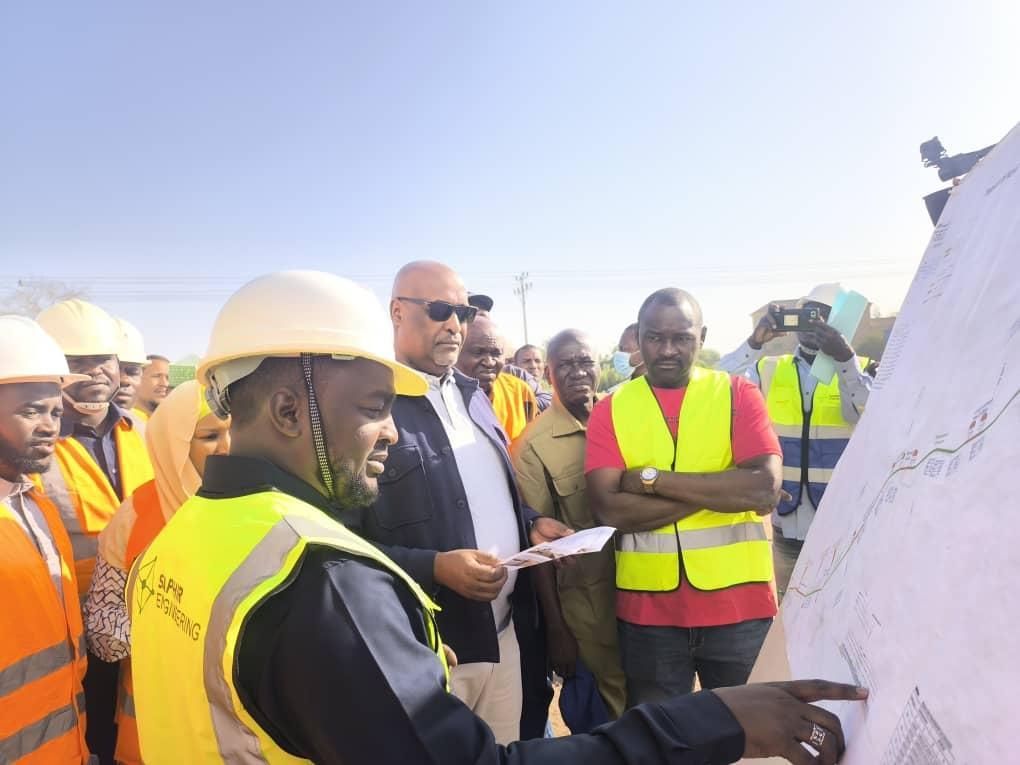 le ministre des Infrastructures inspecte des chantiers de construction ...