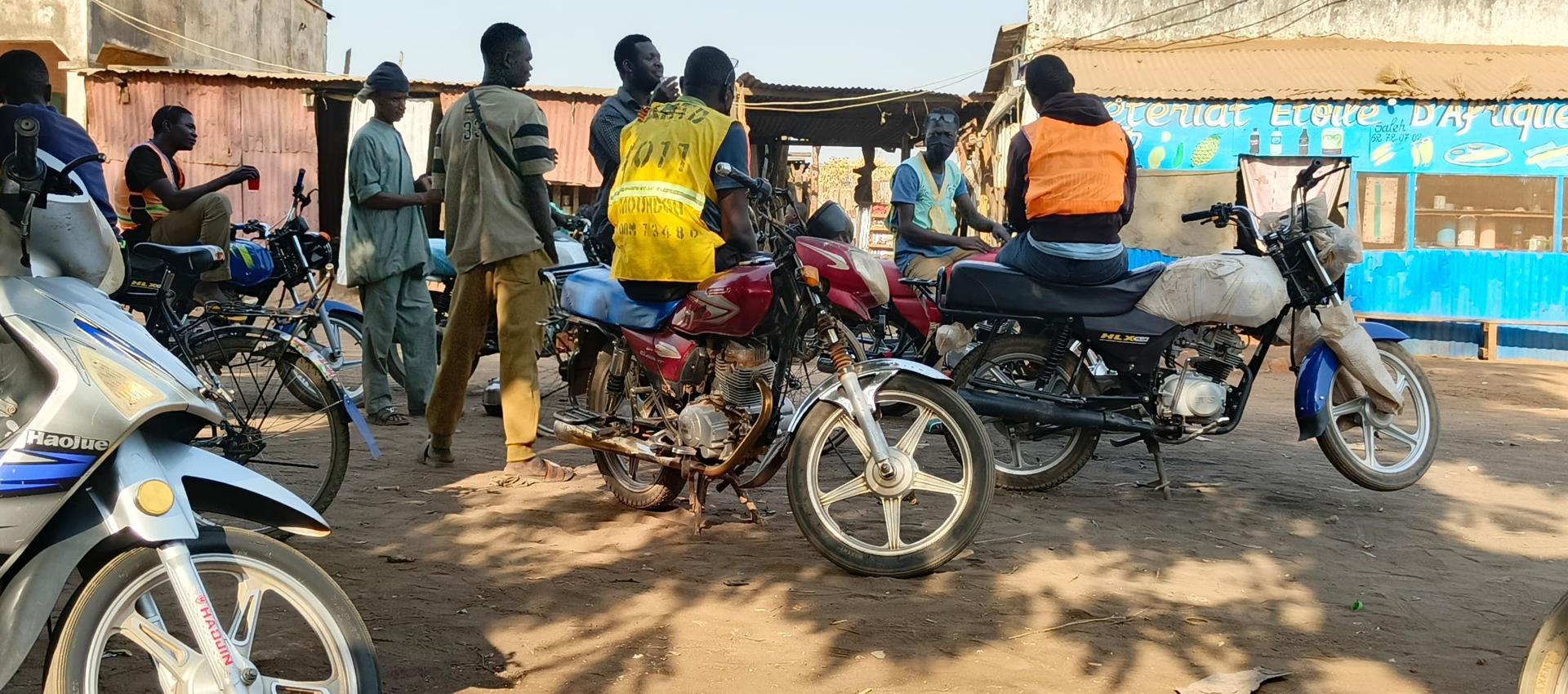 Clando : un moyen de transport indispensable dans la ville de Moundou ...
