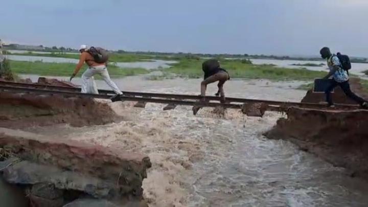 Traffic diverted as floods cut off Olwiyo—Pakwach road - Uganda