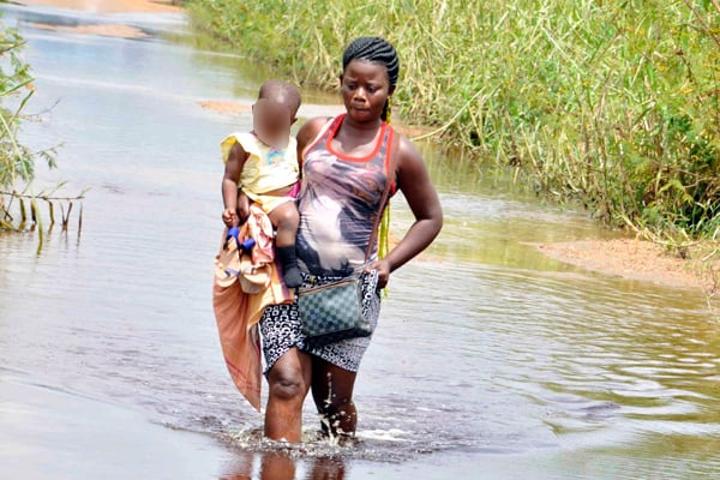 Floods cut off road connecting Kalungu, Gomba districts - Uganda